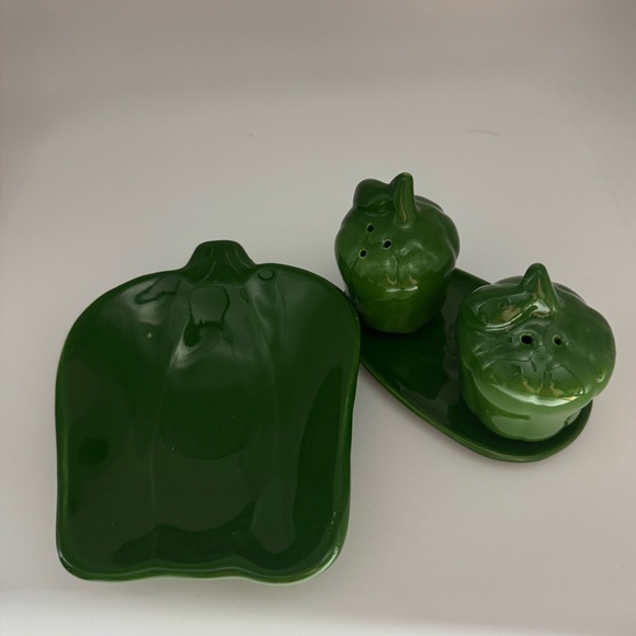 Accents | Green Bell Pepper Salt Pepper Set With Bonus Green Pepper ...